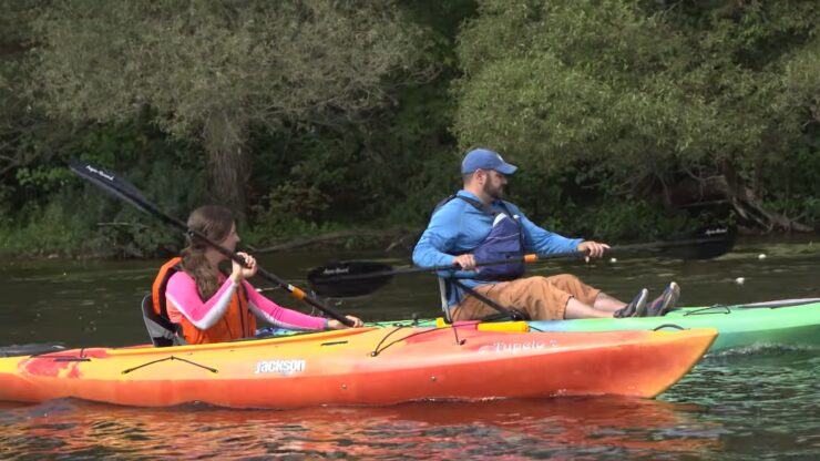 9 Tips and Tricks on How to Get Out of a Kayak with Bad Knees